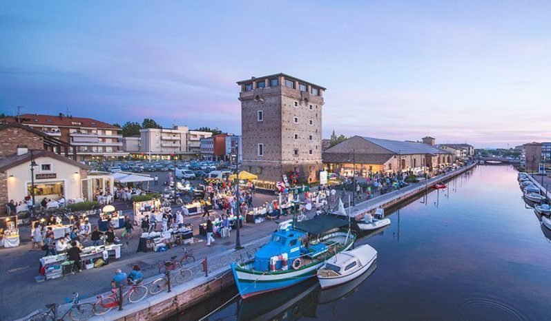 Godersi la città romagnola di Cervia in barca | Noleggio Barche e Gommoni